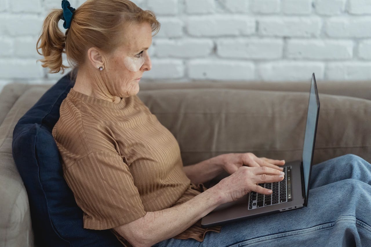 5 Best Remote Jobs for Seniors in the USA - 2023 | remoteworker.jobs